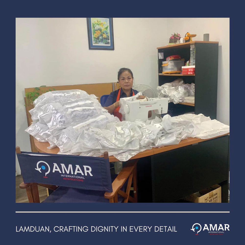 Gloria chats with Dao and Jeff Mitchell of Amar International Asia. - Pattaya Trader